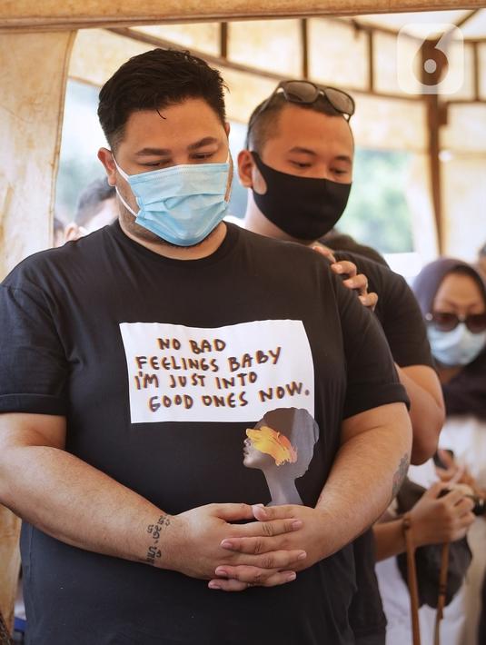 FOTO: Ketegaran Ivan Gunawan Saat Pemakaman Sang Ayah - Foto Liputan6.com