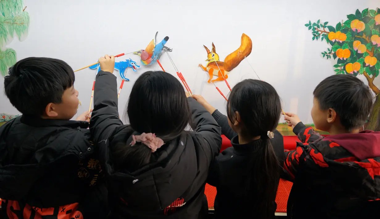 FOTO: Antusias Siswa di Hebei Belajar Memainkan Wayang Kulit - Foto ...