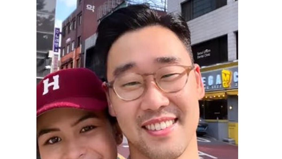 Jesse Choi Semangat Nonton Maudy Ayunda Lomba Bakiak: Go Babe, Go! - ShowBiz Liputan6.com