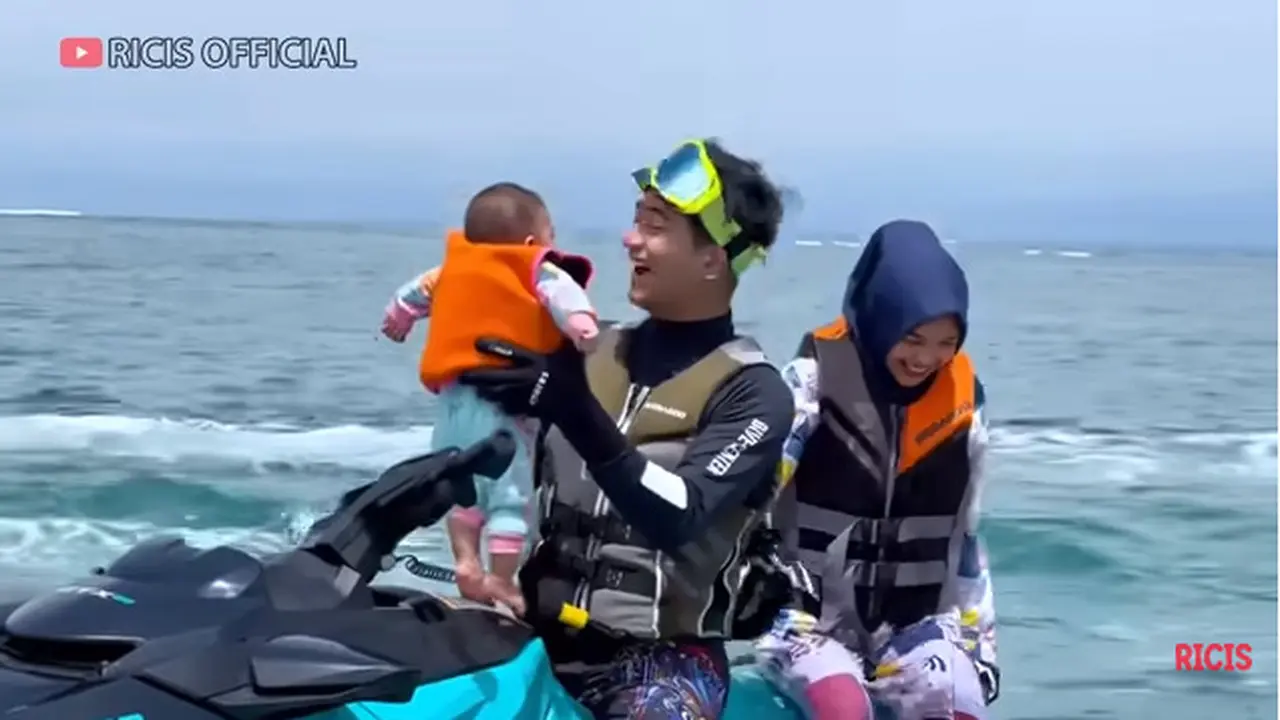 6 Potret Ria Ricis dan Teuku Ryan Ajak Baby Moana Naik Jetski, Dihujat Netizen - Hot Liputan6.com