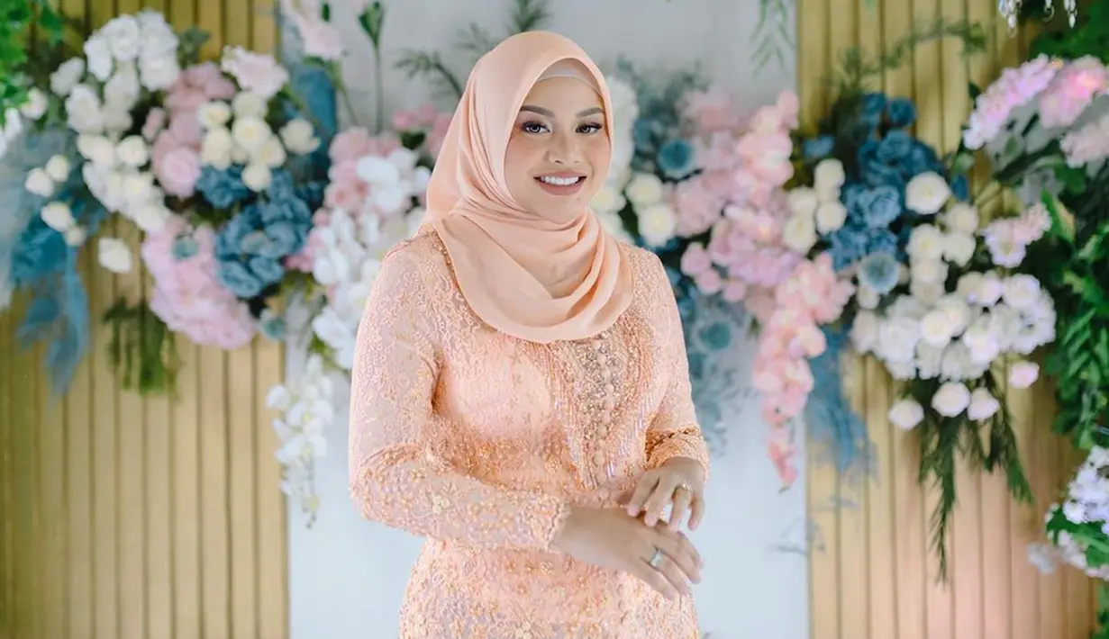 Potret Penampilan Artis Wanita di Acara Tedak Siten Anak, Menawan Pakai Kebaya - Foto Liputan6.com