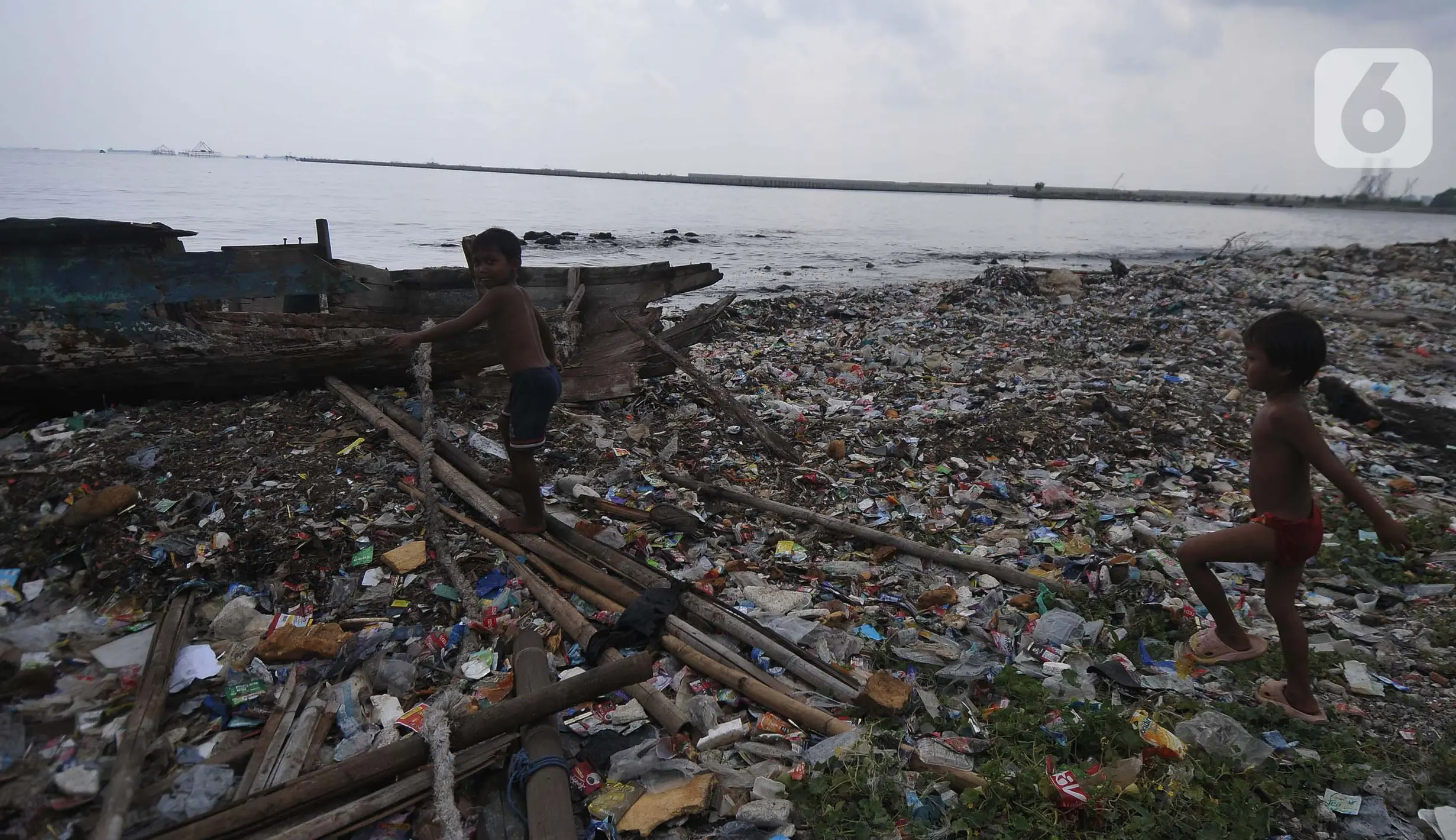 Sampah Laut di Pesisir Jakarta Kian Mengkhawatirkan - Foto Liputan6.com