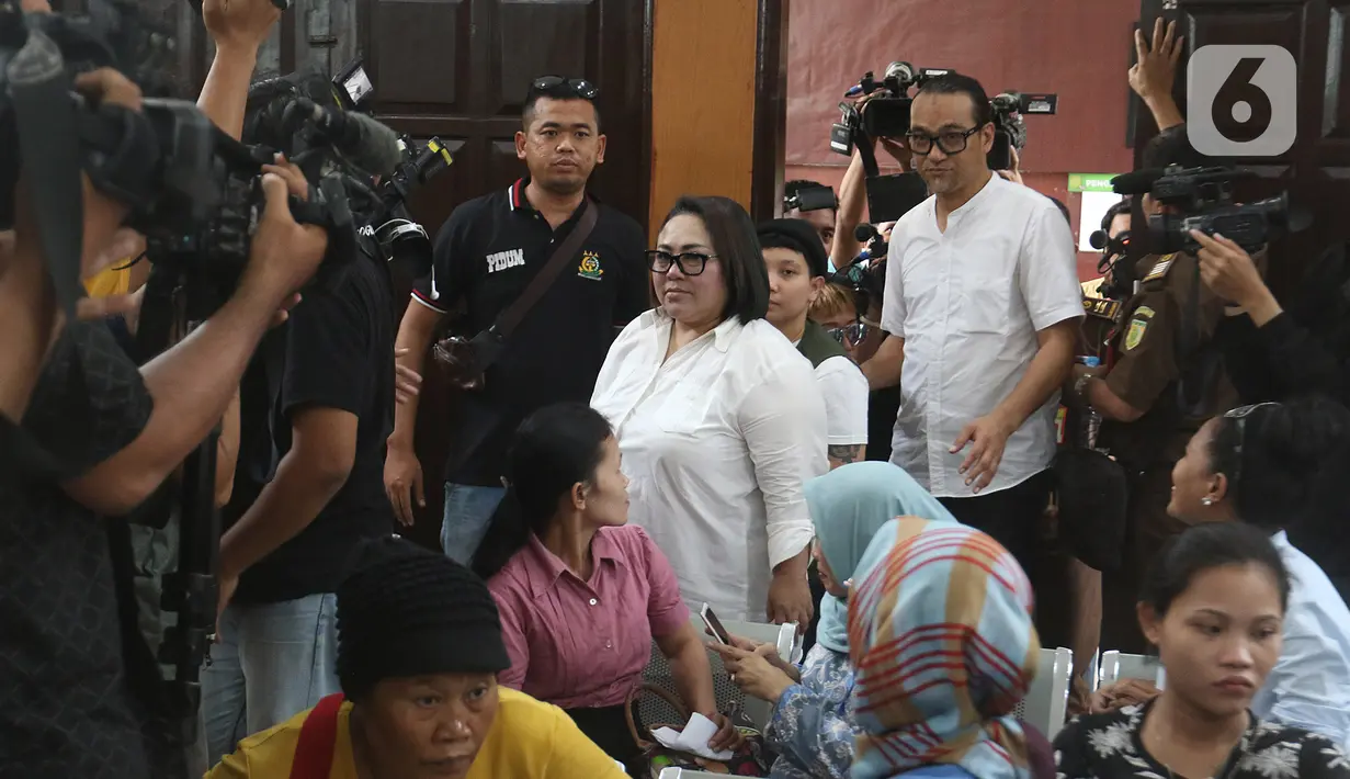 FOTO: Tangis Nunung Saat Divonis 1 Tahun 6 Bulan Penjara - Foto ...