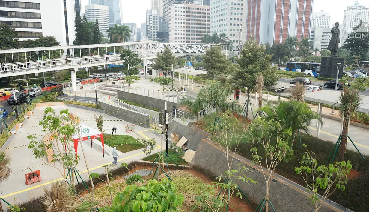 FOTO: Begini Cantiknya Wujud Taman Dukuh Atas - Foto Liputan6.com