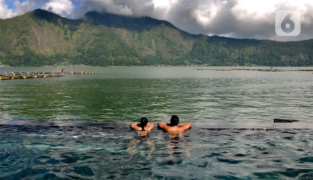FOTO: Berendam Air Panas di Tepi Danau Batur, Bali - Foto Liputan6.com