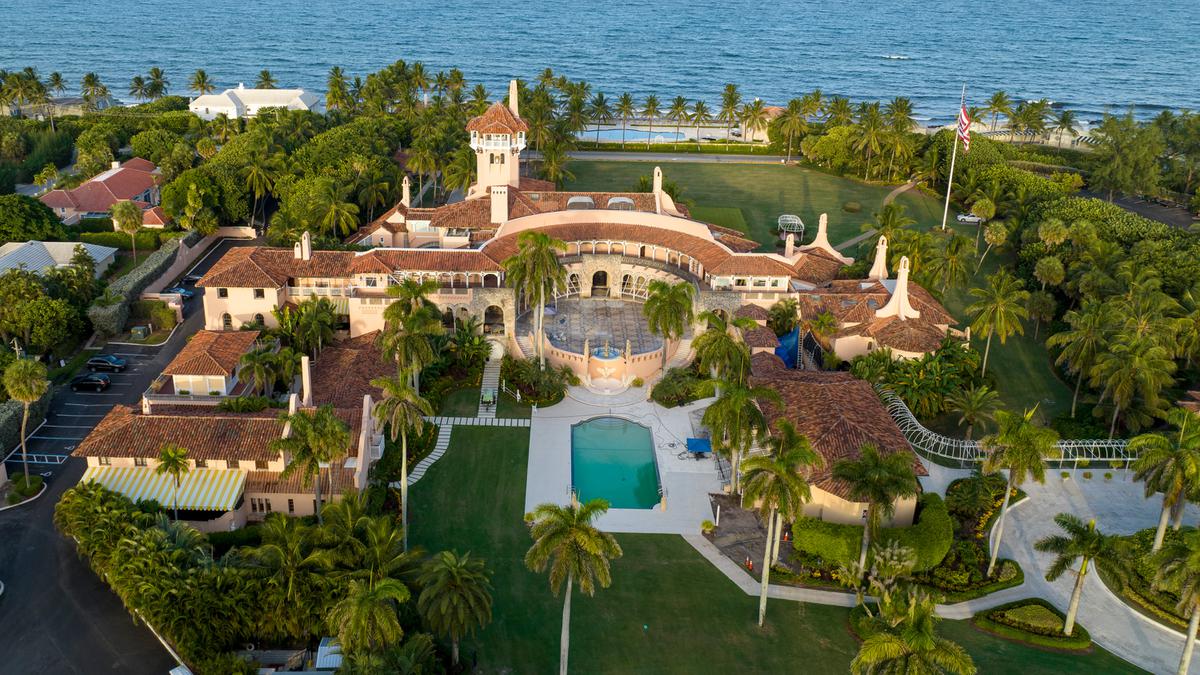 Pemandangan Rumah Mewah Donald Trump yang Digeledah FBI