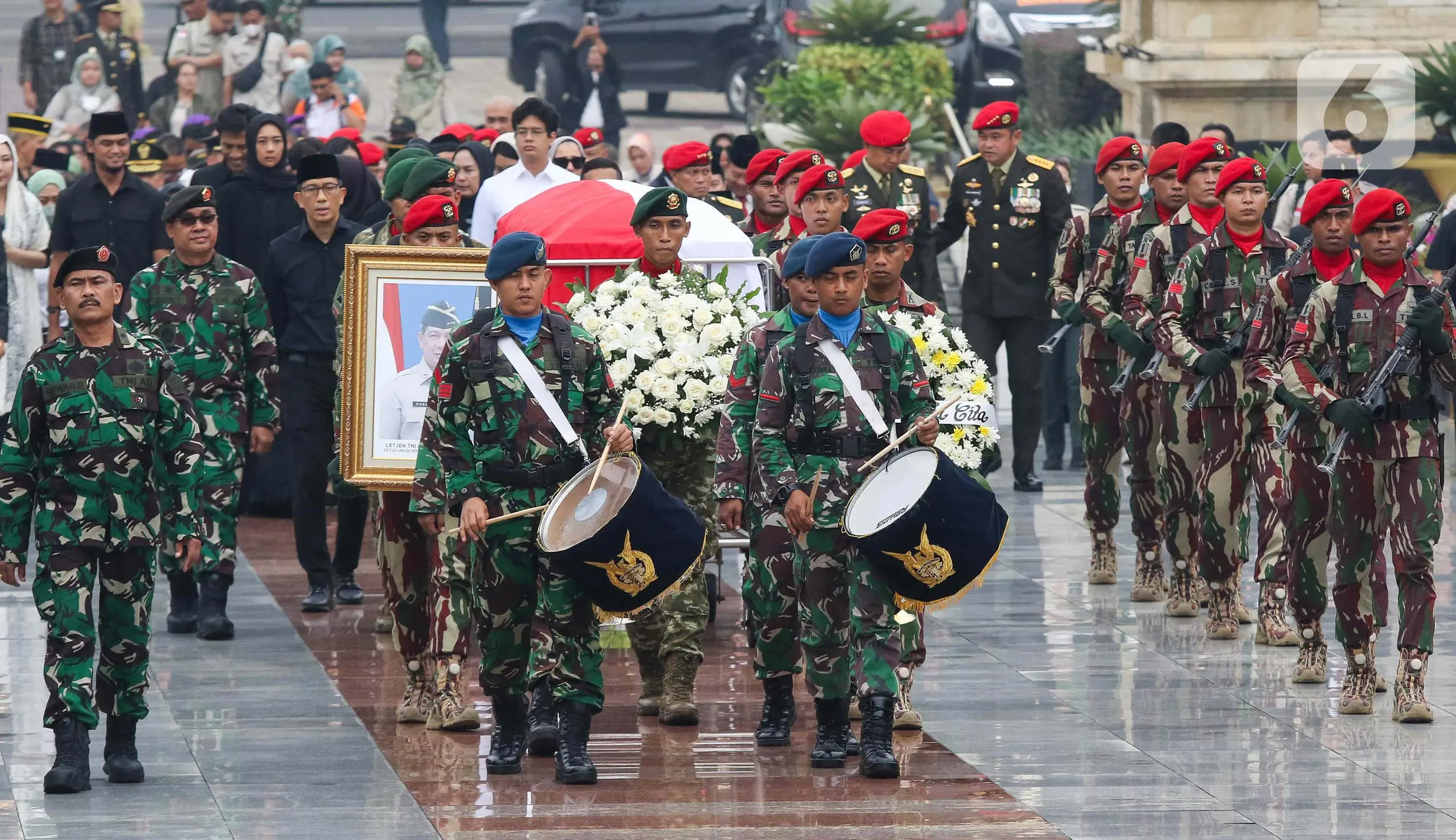 Panglima TNI Jenderal Agus Subiyanto Pimpin Upacara Pemakaman Doni ...