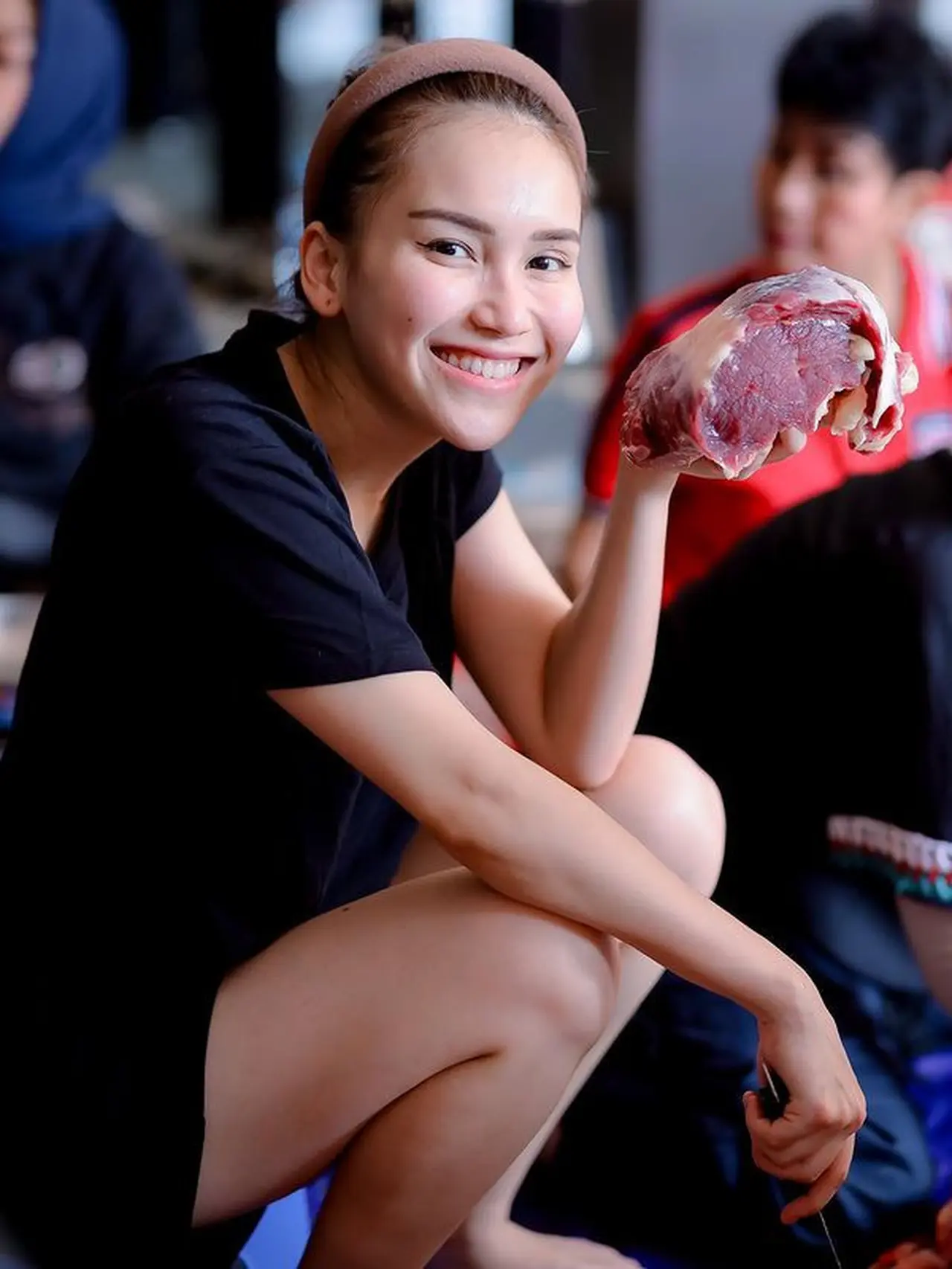 11 Potret Ayu Ting Ting Potong-Potong Daging Kurban, 'Kenalin Tukang ...