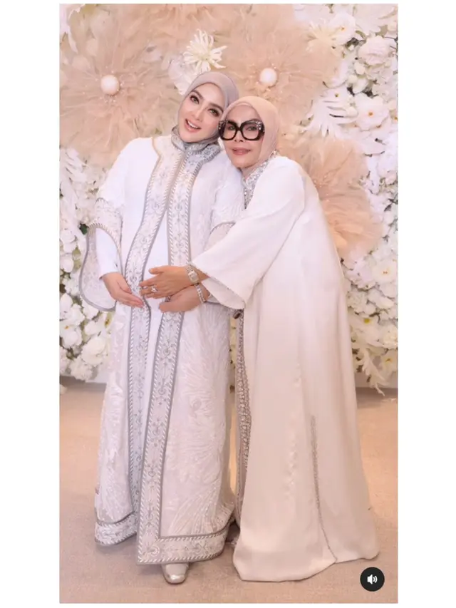 6 Potret Syahrini dan Keluarga di Acara 7 Bulanan Kehamilan, Bahagia Peluk Baby Bump - Hot ...