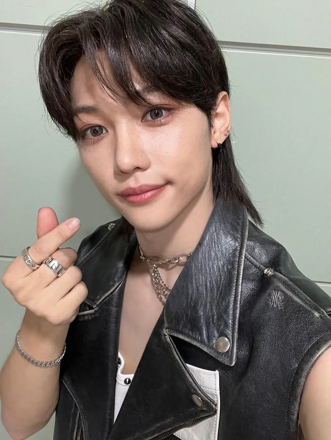 Potret Felix STRAY KIDS dengan Pose Finger Heart, Imut dan Menggemaskan ...