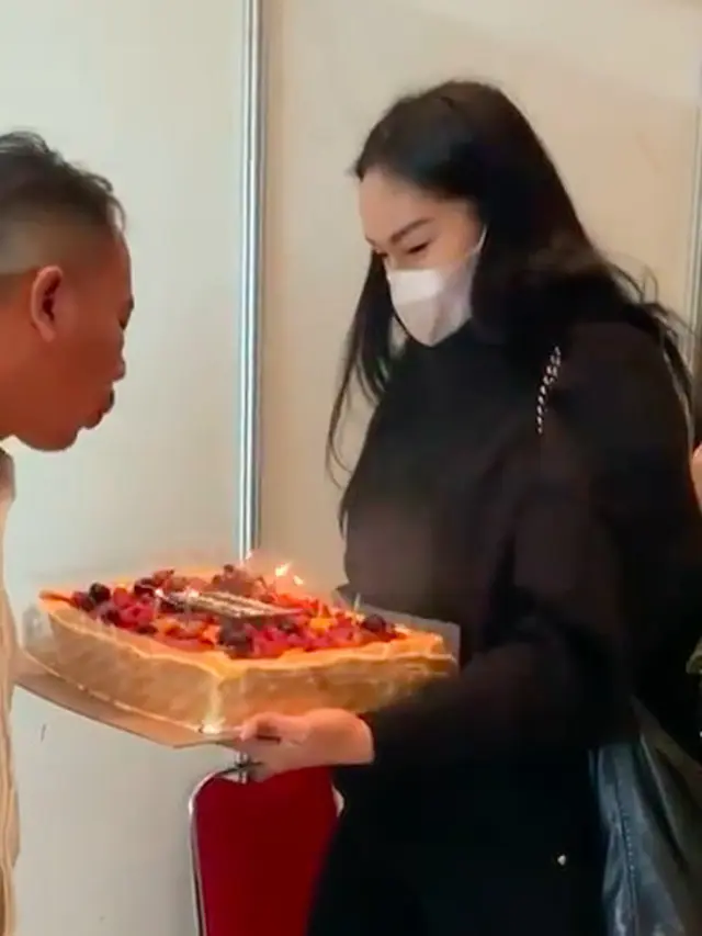 6 Momen Ulang Tahun Vicky Prasetyo yang Ke-37 Tahun, Dirayakan Dengan Potong Tumpeng - Hot ...