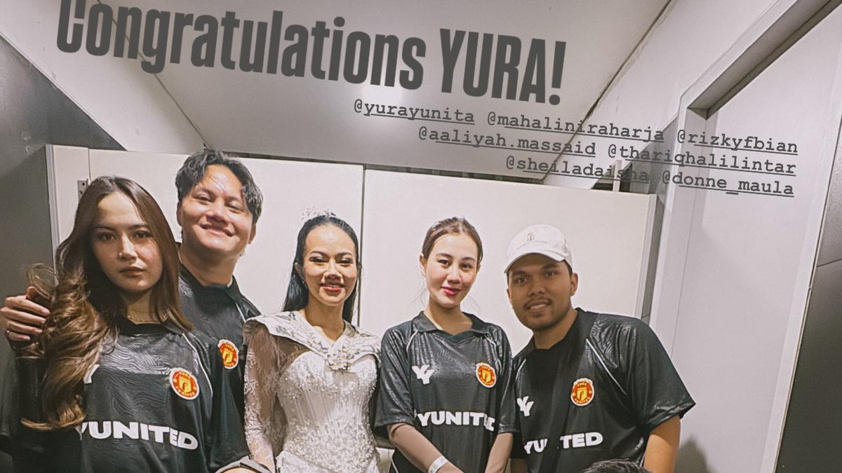 Gaya Kompak Vidi Aldiano, Aaliyah Massaid, hingga Mahalini Pakai Jersey "Yunited" saat Nonton ...