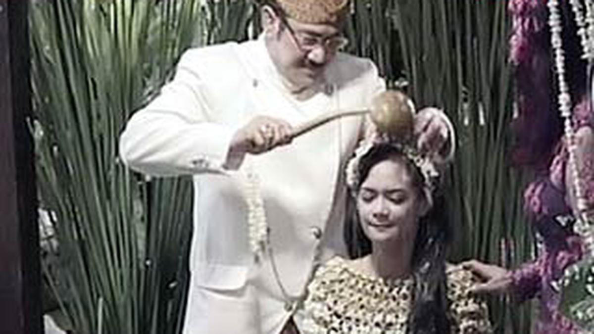 Shezy Idris Jalani Ritual Siraman - ShowBiz Liputan6.com