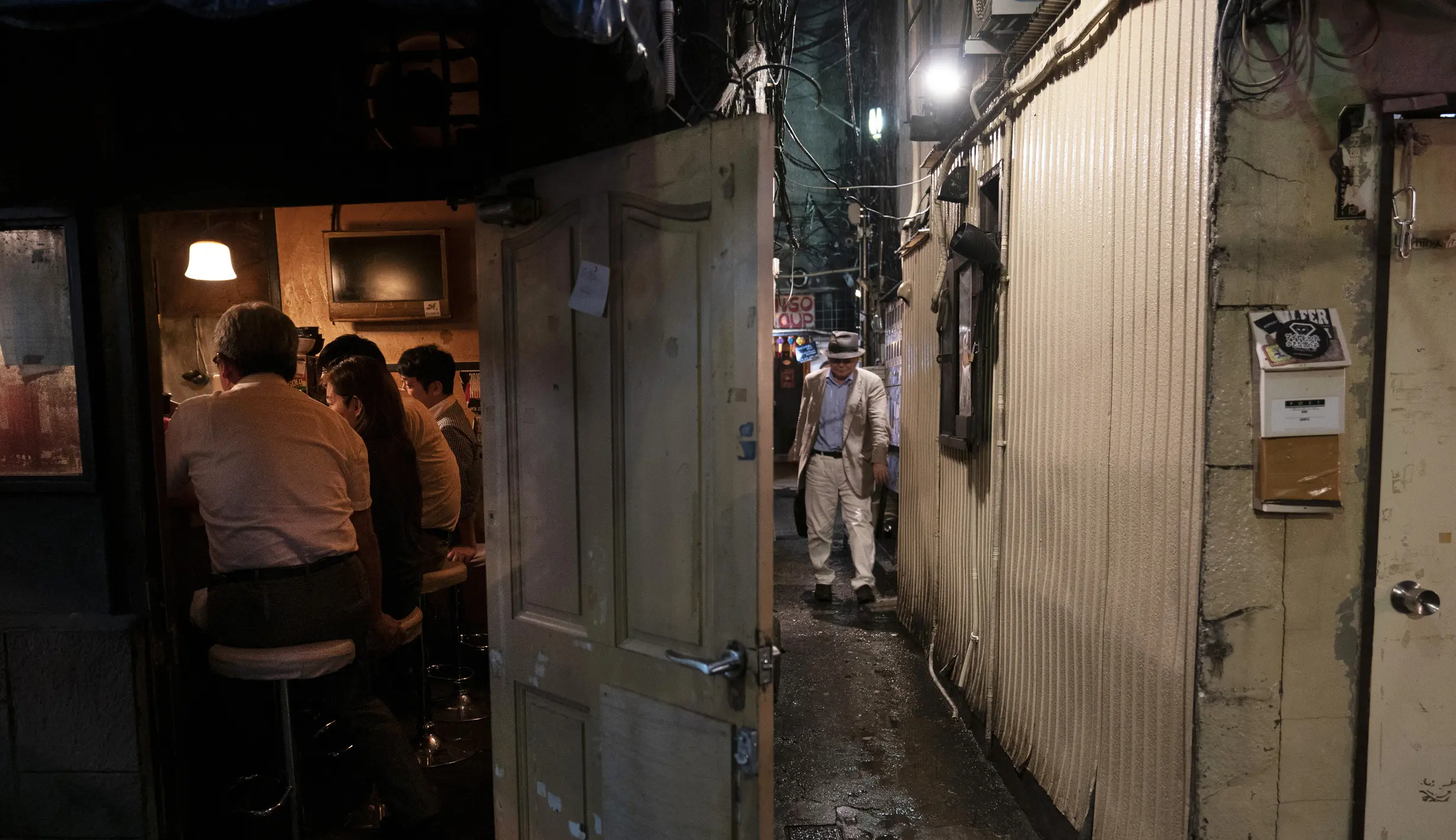 FOTO: Di Gang Sempit, Begini Potret Bar Malam di Golden Gai Tokyo ...