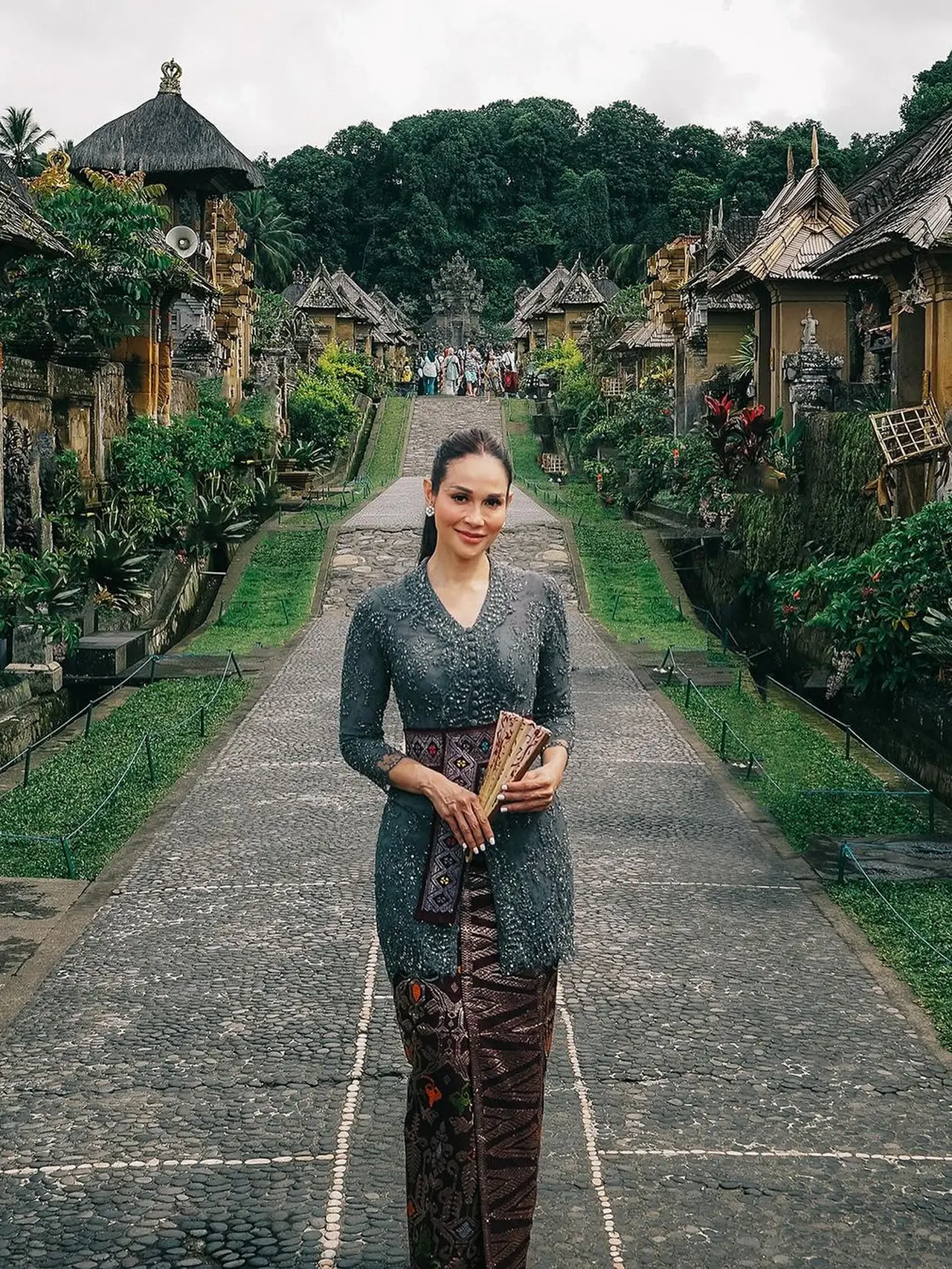 4 Ide Kebaya Bali Hijau, Inspirasi dari Mahalini Raharja hingga ...