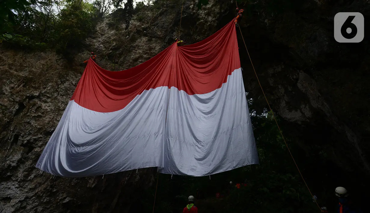 FOTO: Bendera Raksasa Dikibarkan di Tebing Kutalingkung - Foto Liputan6.com