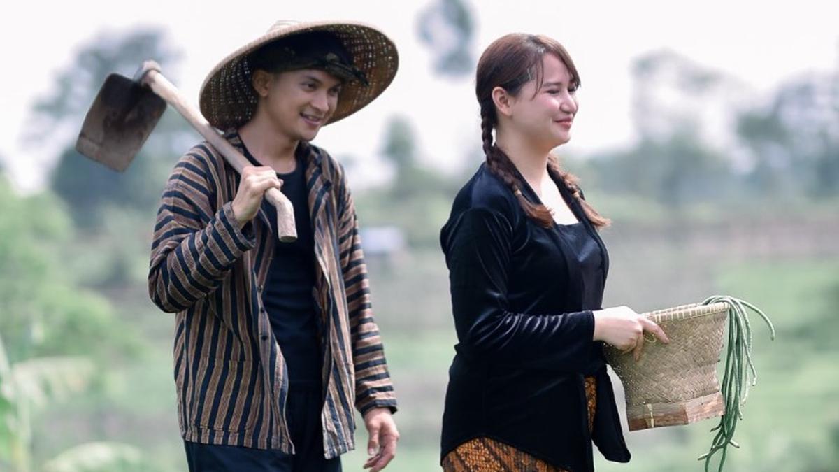 Potret Prewedding Reiner Manopo dan Kekasih Pakai Busana Petani dan Gadis Desa - Foto Liputan6.com