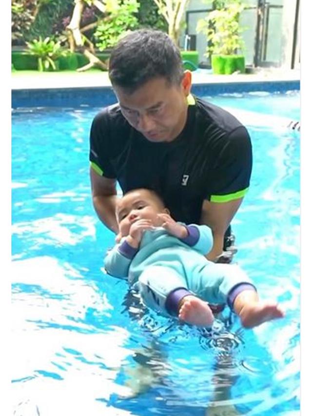 6 Potret Anang Hermansyah Momong Azura, Dampingi Cucu Belajar Renang
