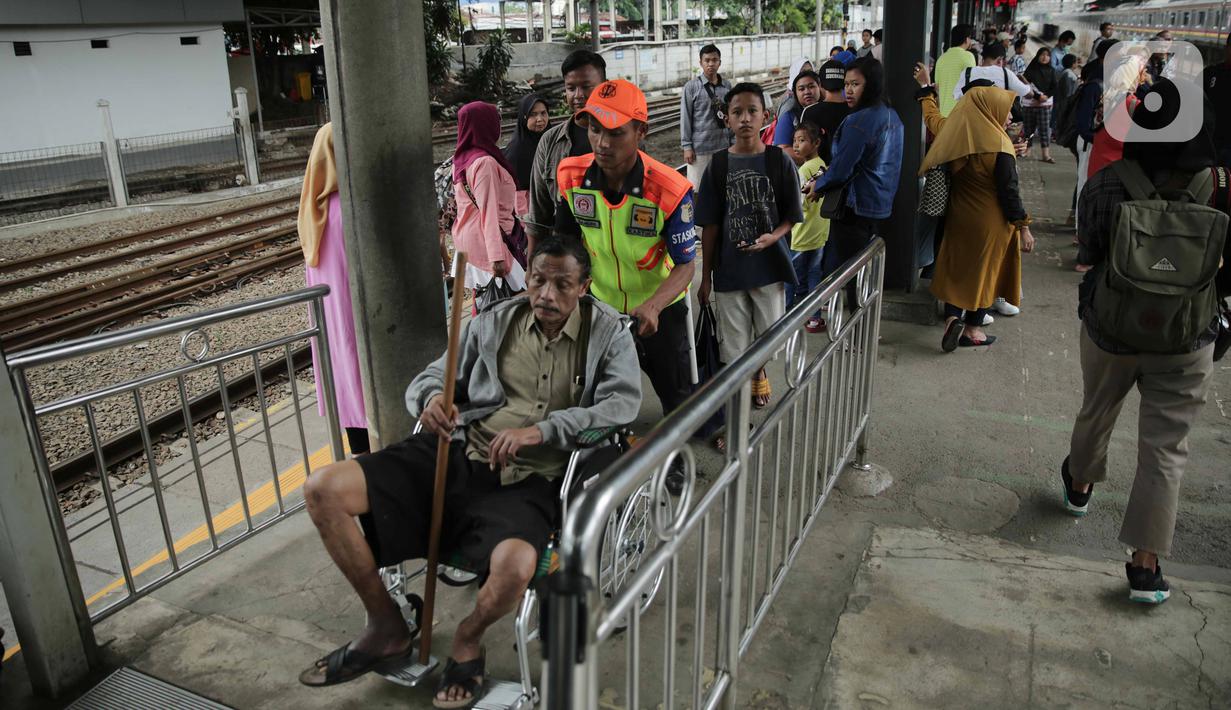 FOTO: Malam Tahun Baru, KRL Beroperasi Hingga Dini Hari - Foto Liputan6.com