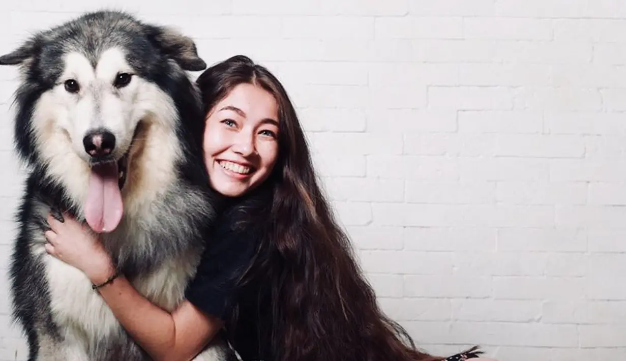 FOTO: Gaya Devina Aureel saat Bermain Bersama Anjing, Curi Perhatian - Foto Liputan6.com