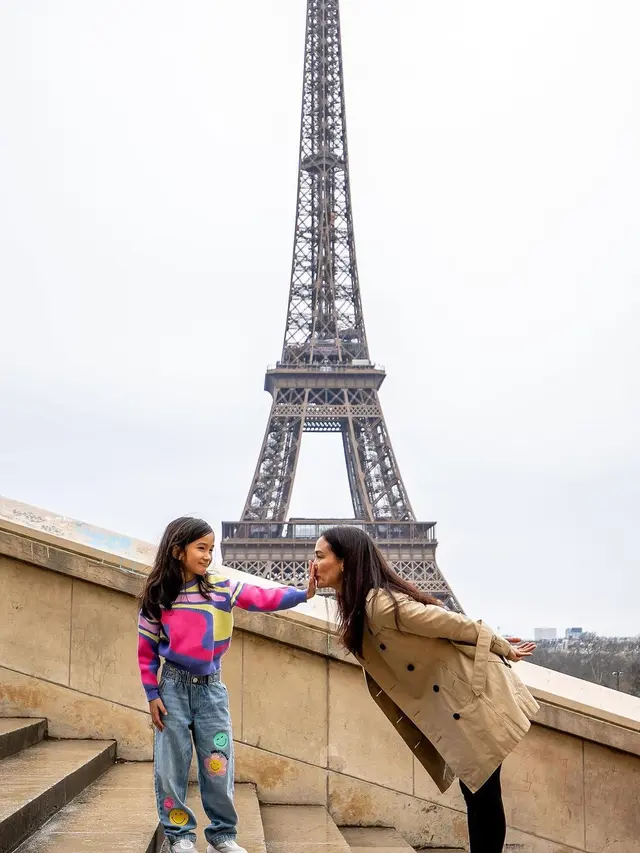 6 Potret Atiqah Hasiholan Liburan Berdua dengan Anak di Paris, Kompak ...
