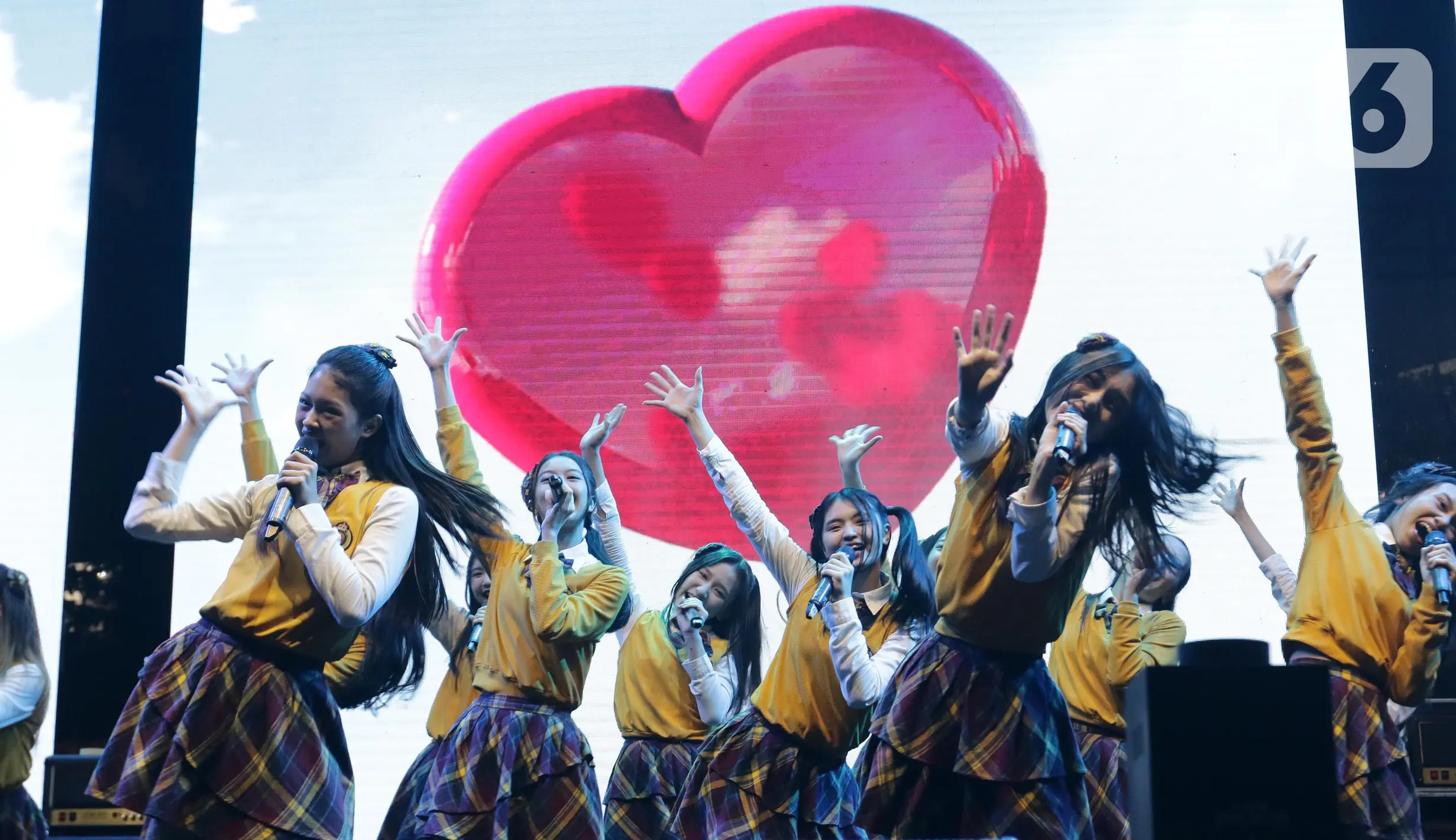 JKT48 Tampil Enerjik Meriahkan Hari Pertama Festival 6 - Foto Liputan6.com