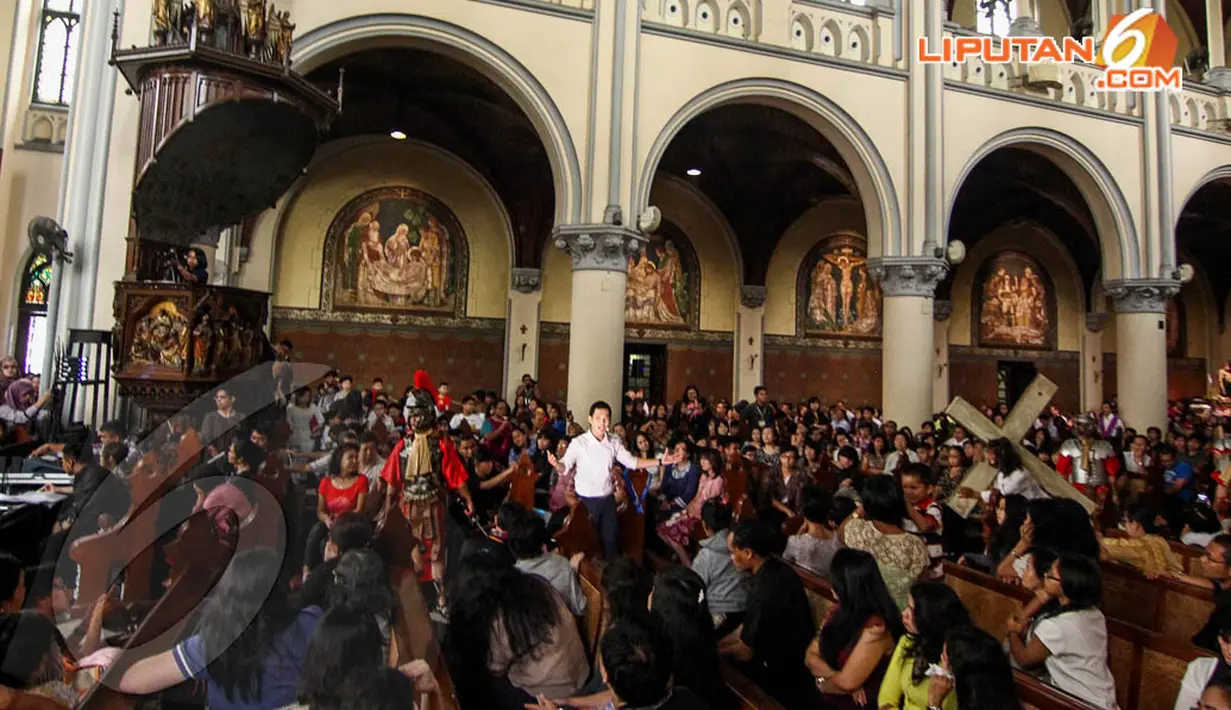 [FOTO] Teaterikal Jalan Salib di Gereja Katedral - Foto Liputan6.com