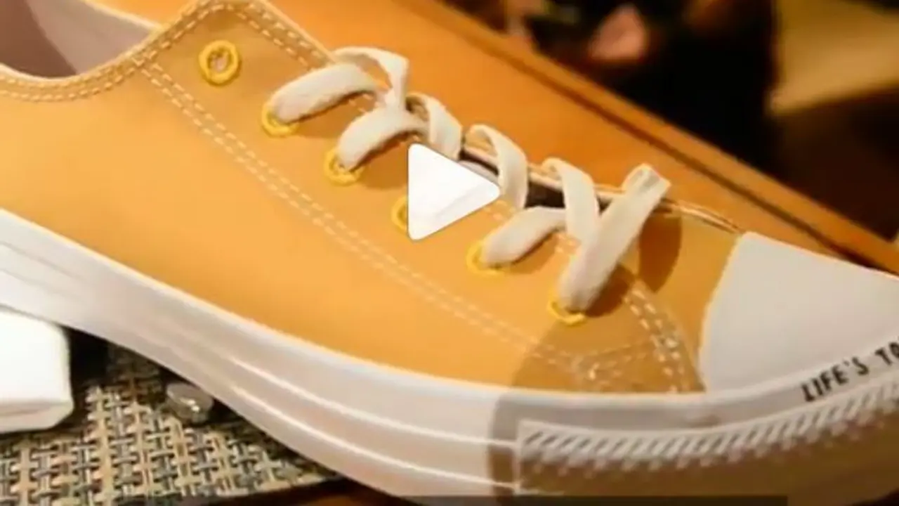 Susi Pudjiastuti Pamer Sepatu Daur Ulang Plastik, Tertarik Pakai ...