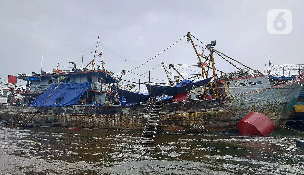 Cuaca Ekstrem, Banjir Rob Landa Pelabuhan Muara Baru - Foto Liputan6.com