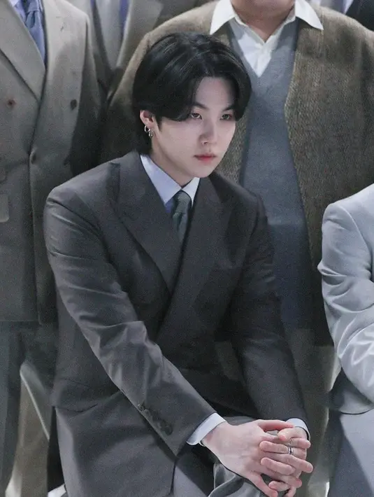 FOTO: Bak CEO Muda, Ini Penampilan Suga BTS Saat Pakai Jas Formal ...