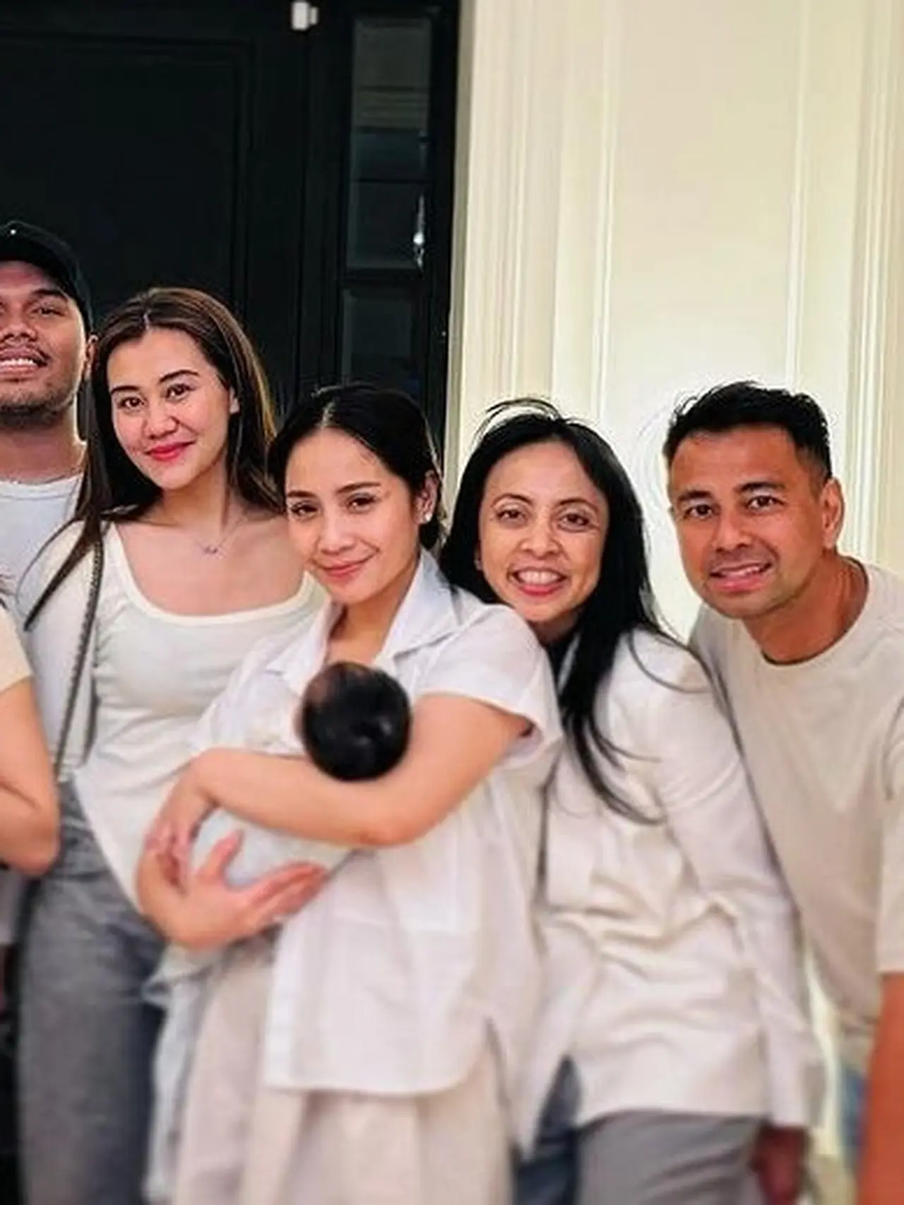 6 Momen Artis Jenguk Bayi Lily Anak Angkat Raffi Ahmad, Ada Pasangan ...