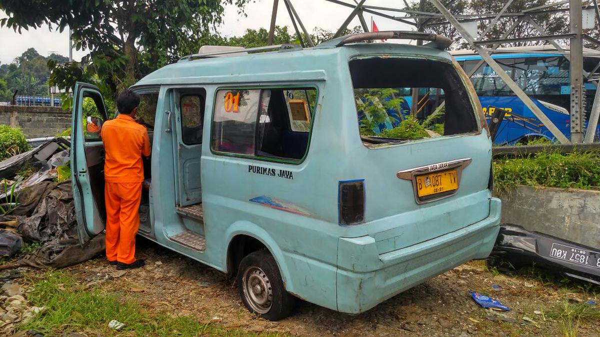Angkut Wisatawan ke Puncak, Angkot Terbalik di Tol Jagorawi - News ...
