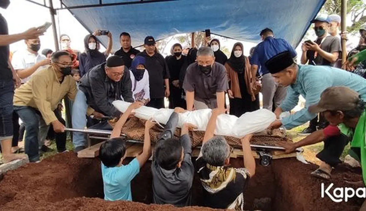 Potret Pemakaman Ibunda Ressa Herlambang, Penuh Hujan Tangis di Samping ...