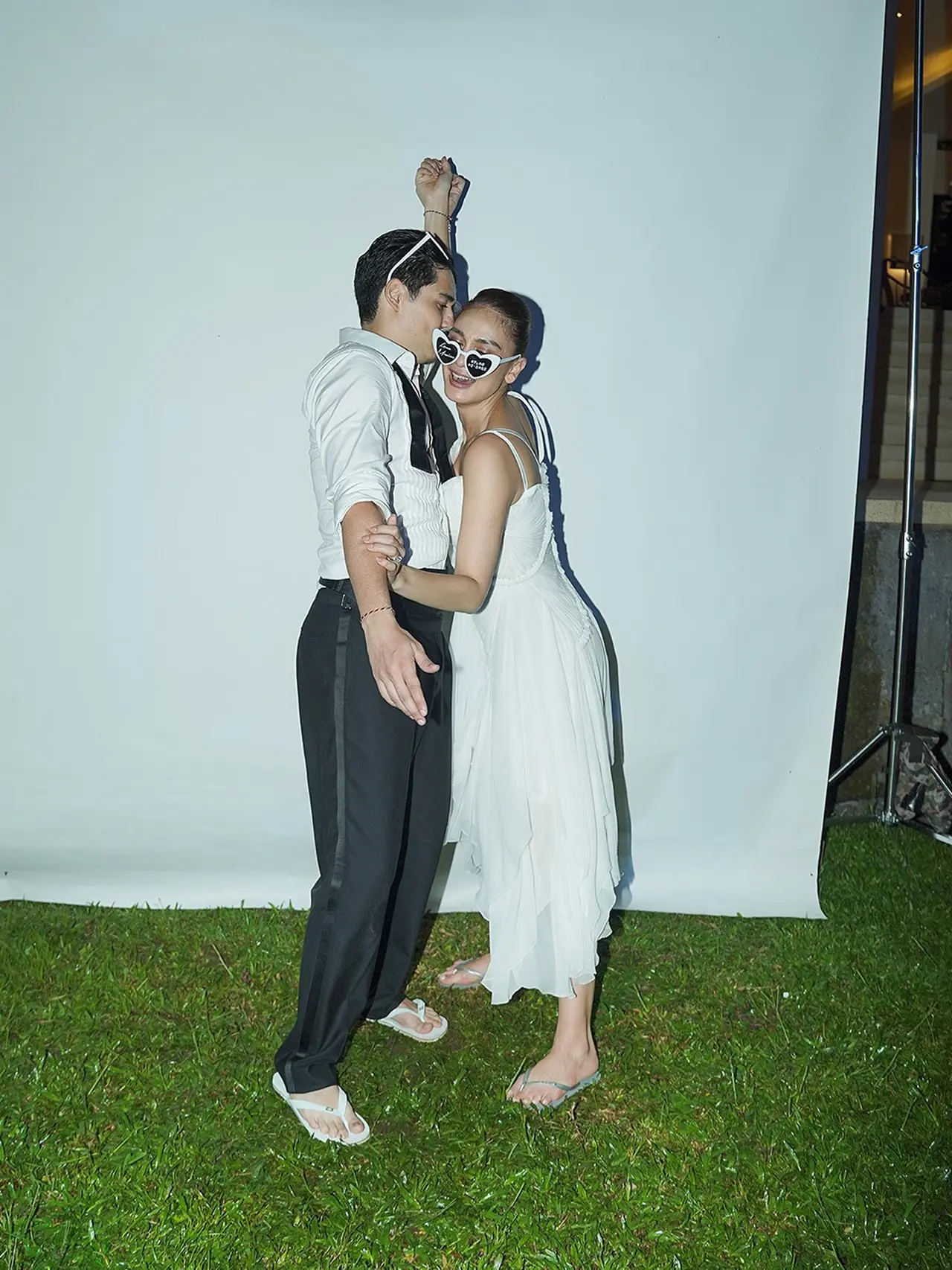 11 Inspirasi Outfit dengan Sandal ala Luna Maya, Cocok Ditiru untuk ...