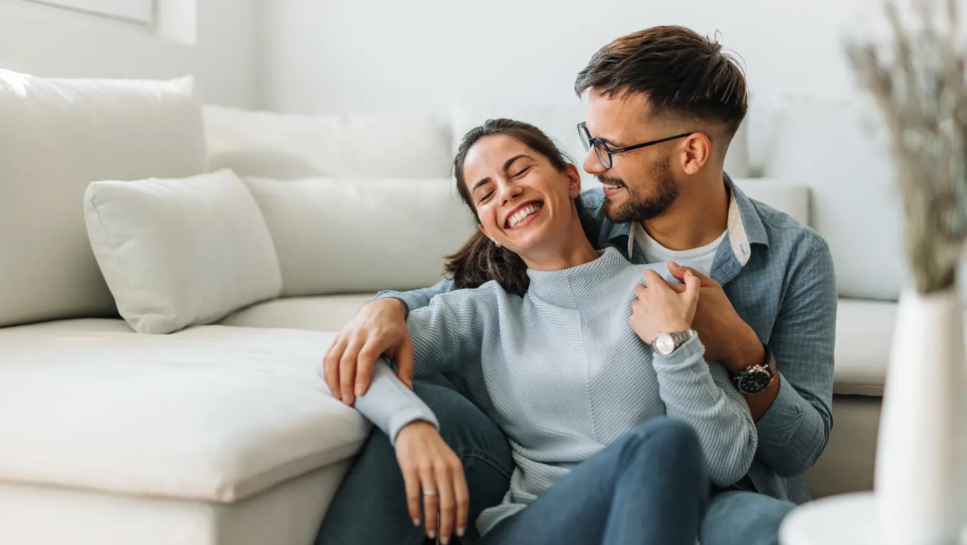 7 Tanda yang Membuktikan Pria Sangat Tulus Mencintaimu