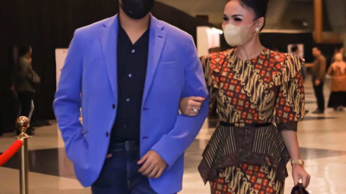 Ditemani Putranya, Ini 7 Potret Yuni Shara dalam Acara Mengenang Ani ...