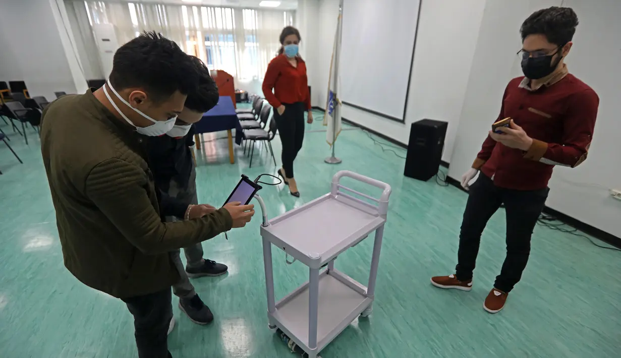 FOTO: Troli Robot Bantu Tangani Pasien Covid-19 - Foto Liputan6.com