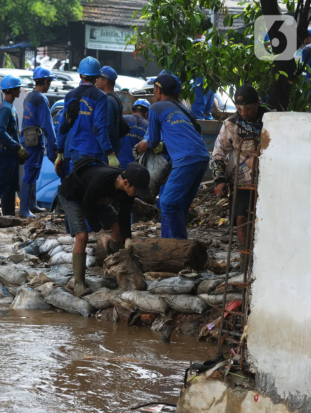Tumpukan Karung Pasir Tutup Sementara Tanggul Kalibaru yang Jebol di ...