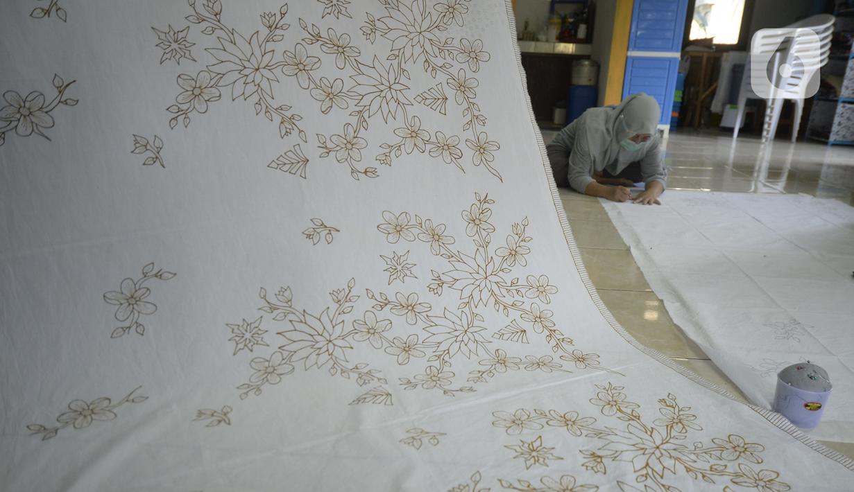 FOTO: Mengintip Proses Pembuatan Batik Kembang Mayang - Foto Liputan6.com