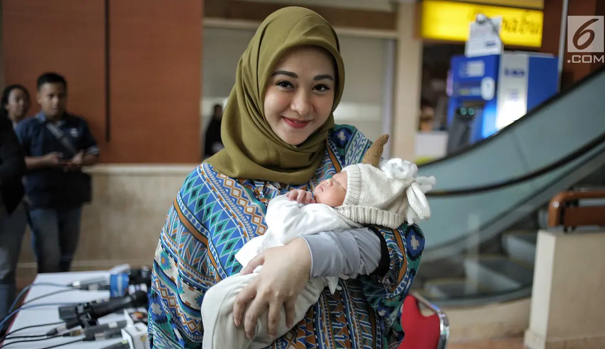 FOTO: Selamat, Artis Poppy Bunga Lahirkan Anak Kedua - Foto Liputan6.com