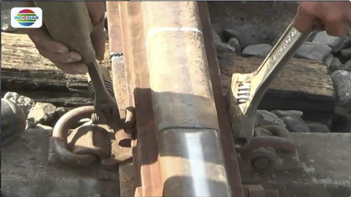 Rel Kereta Patah, Penumpang Menumpuk di Stasiun Cilebut