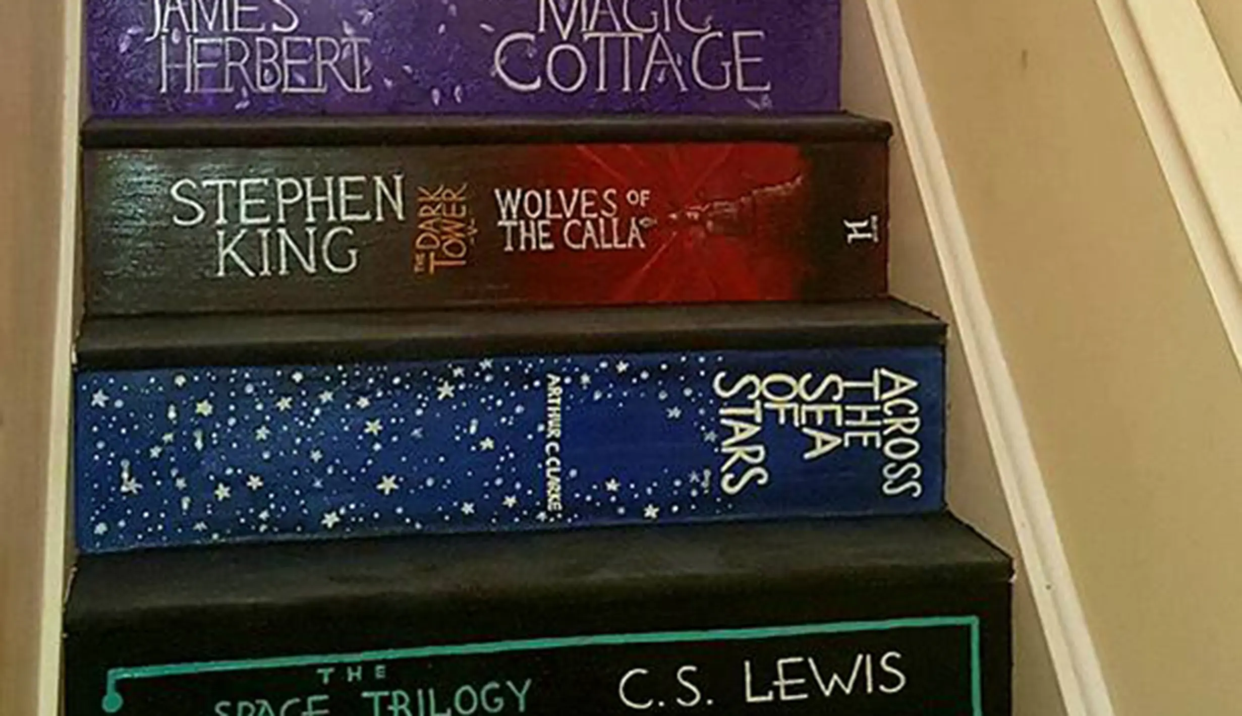 Jenius: Undakan Tangga di Rumah Bermotif Cover Buku Menarik - Photo ...