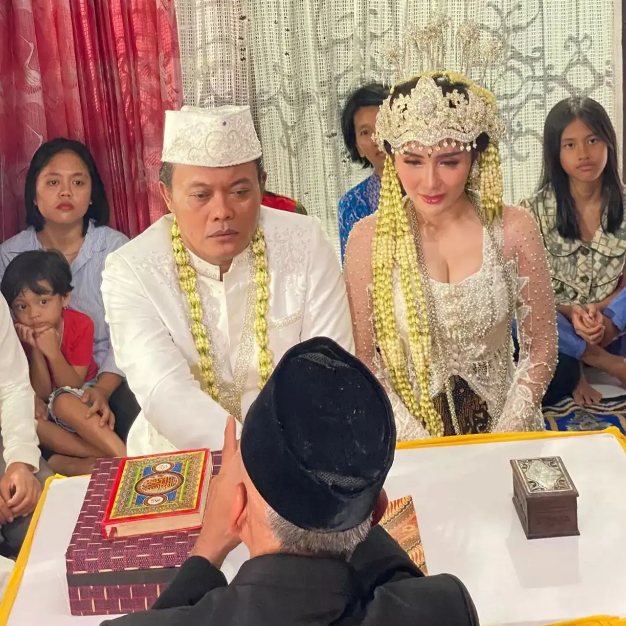 Pakai Busana Pengantin, Ini 6 Potret Sule dan Ucie Sucita yang Jadi Sorotan - Hot Liputan6.com