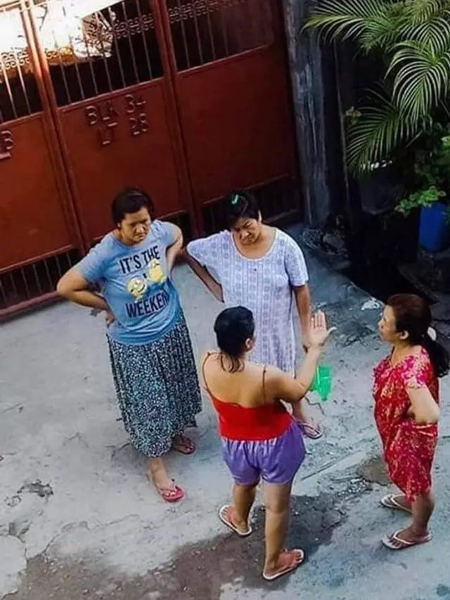 6 Potret Emak-Emak Saat Asyik Bergosip, Transfer Data Tercepat - Hot Liputan6.com