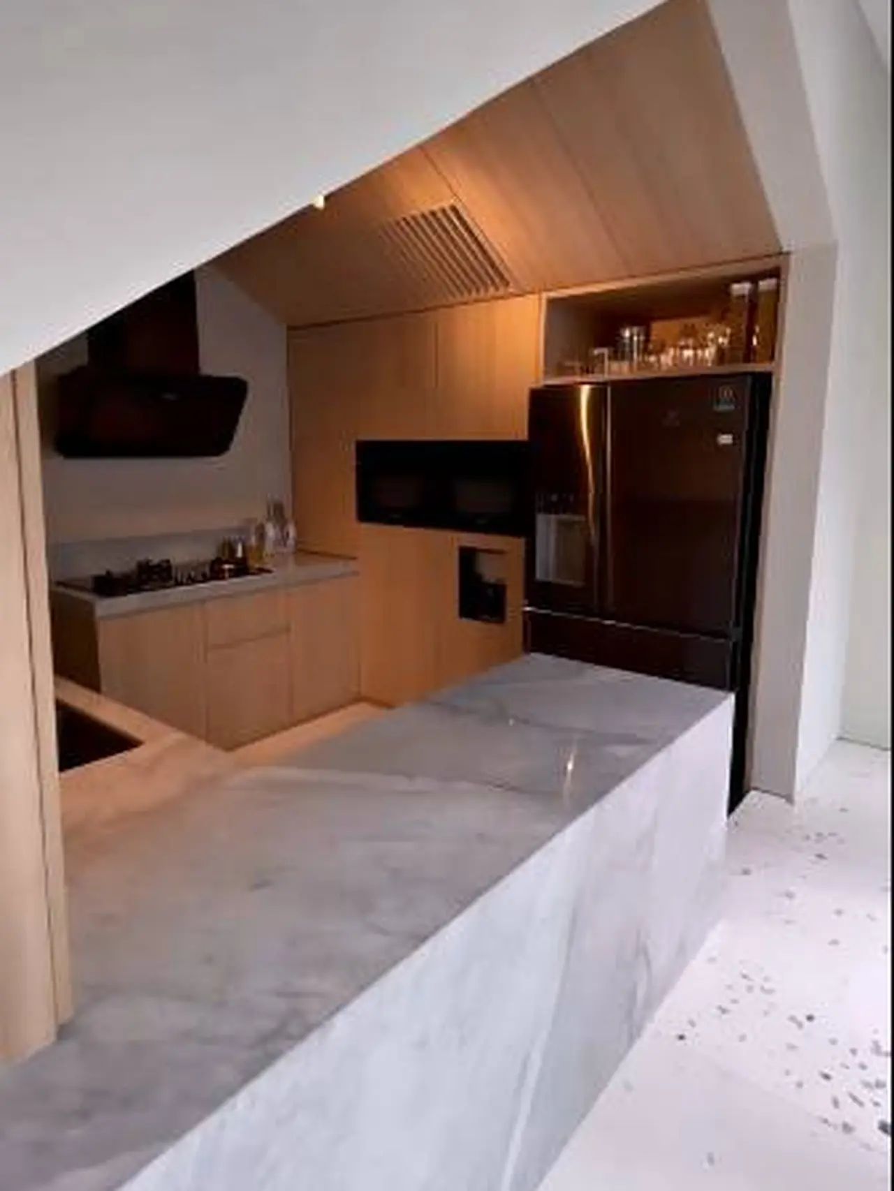 Modern tapi Homey, Intip Potret Dapur Rumah Poppy Bunga & Riphat ...