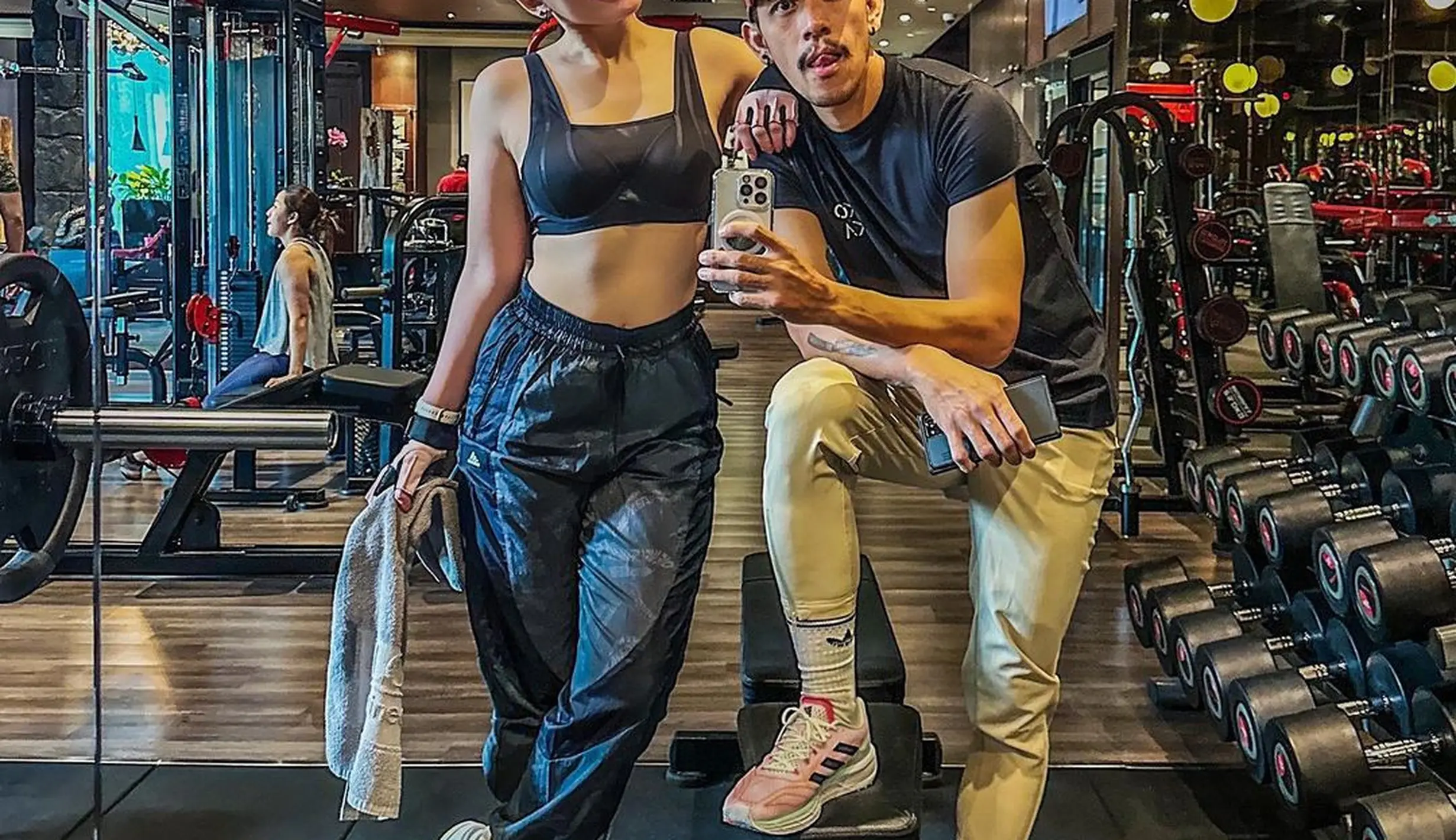 Potret Adik Vincent, Fabian Rompies Mesra dengan Istri Cantiknya Harly ...