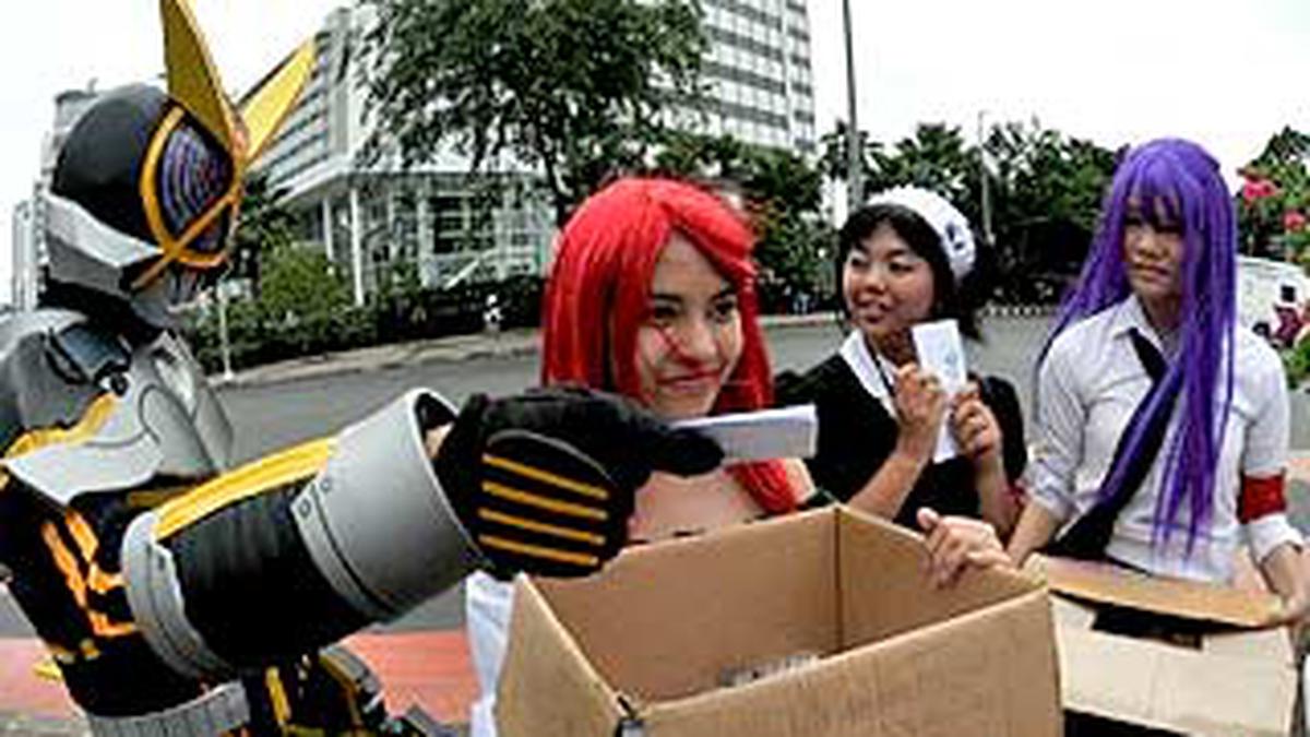 Aksi sosial anggota komunitas Jakarta Cosplay melakukan meminta ...