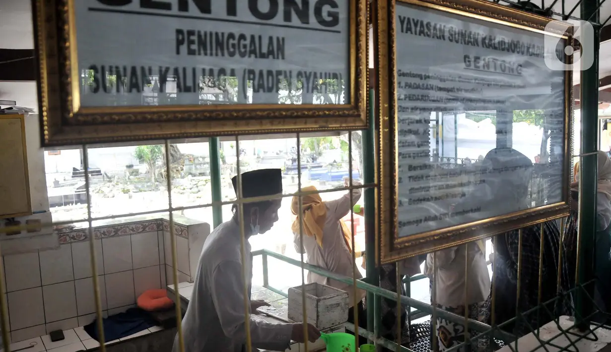 FOTO: Tradisi Ziarah di Makam Sunan Kalijaga - Foto Liputan6.com