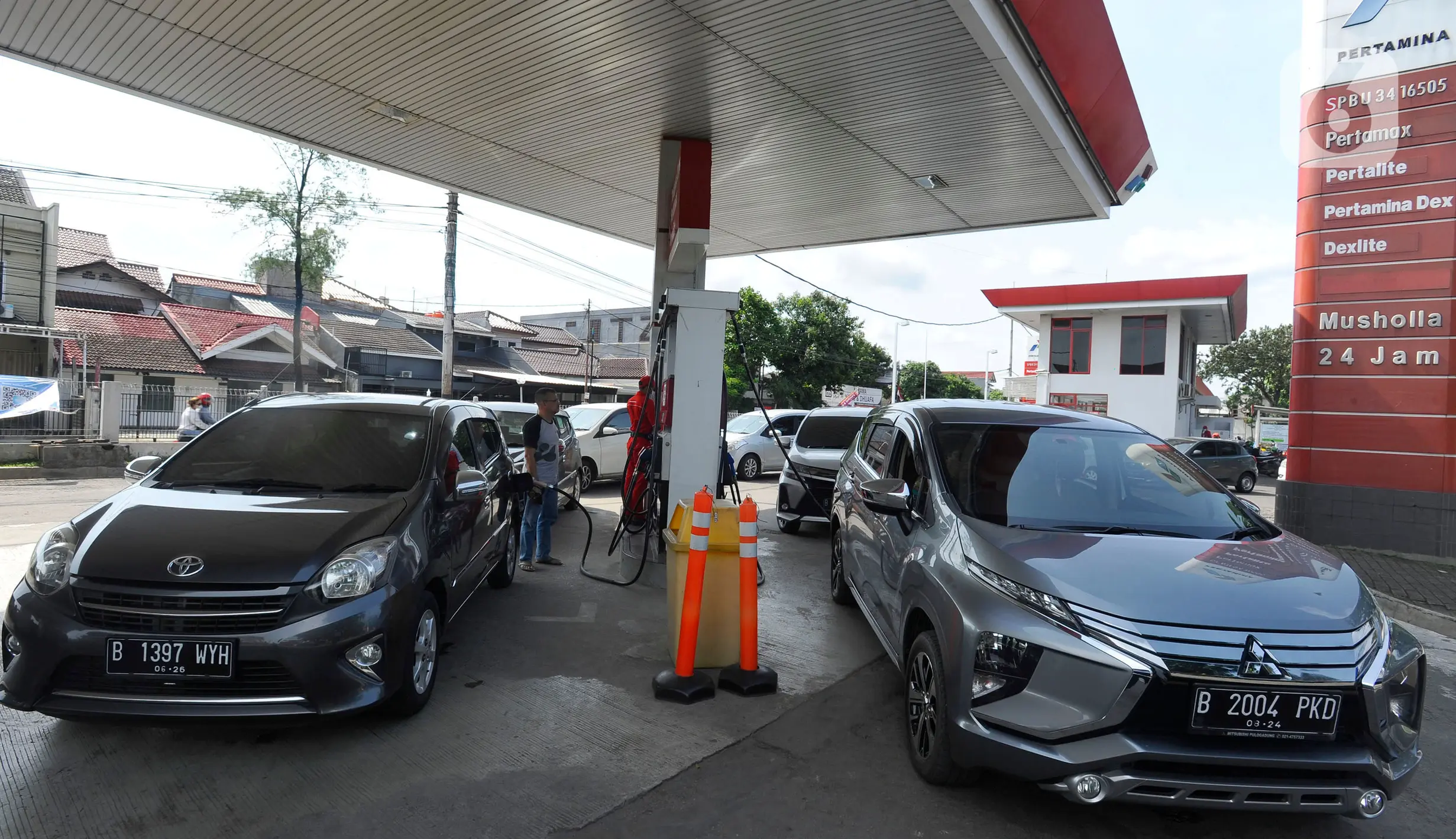 Antrean Kendaraan Jelang Pemberlakuan Kenaikan BBM di SPBU Cinere - Foto Liputan6.com