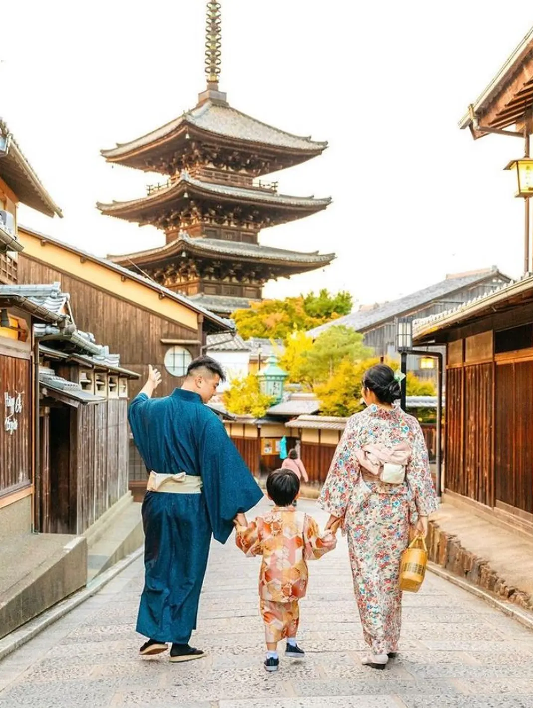 6 Potret Gaya Liburan Chef Arnold dan Keluarga di Jepang, Tampil Kompak ...